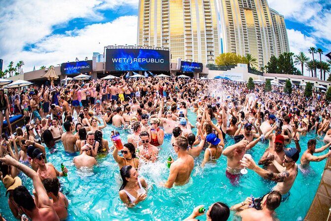 Las Vegas Pool Crawl with Party Bus & Free Drinks - The Complete Breakdown: What You Can Expect