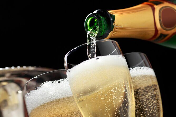 Las Vegas Strip at night like a Star with champagne by luxury limo - 3 or 5 hrs - Valuing the Cost