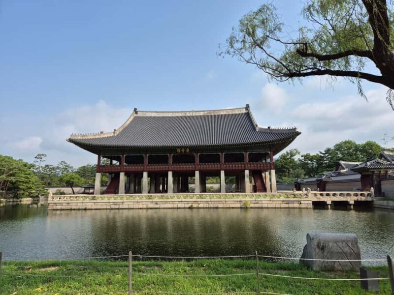 Layover tour to Seoul Gyeongbokgung Palace and key places - Discovering Seoul in a Day: What to Expect