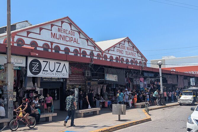 Learn the history and contents of the main market - The Pino Suarez Market: Heartbeat and History
