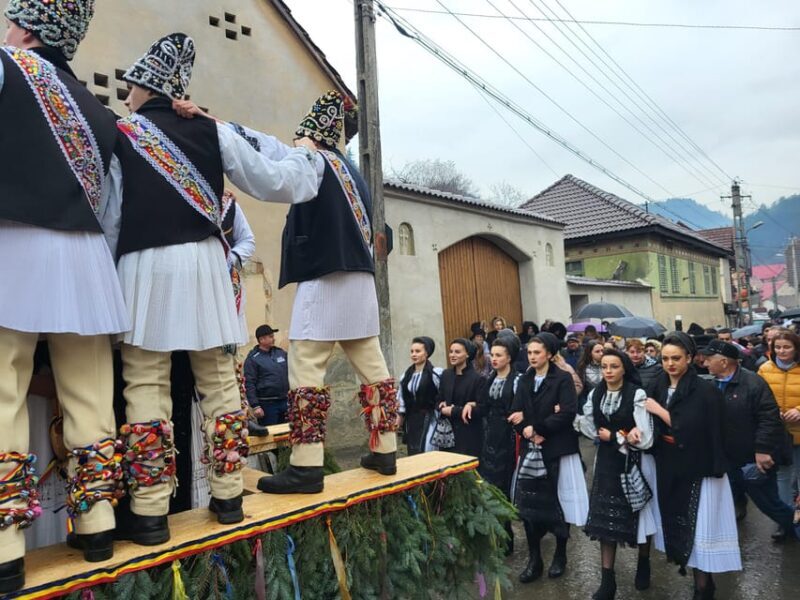 Learning toghether Transylvanian dances in Sibiu - An In-Depth Look at the Experience