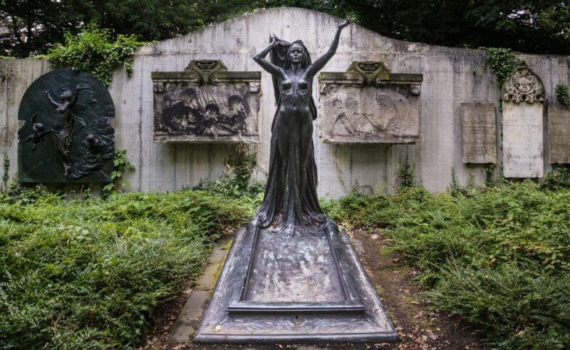 Leipzig Old Cemetery: 75-Minute Dark History Tour - Key Points