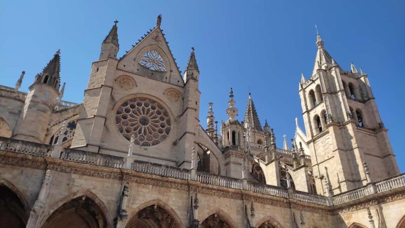 León Cathedral: tour with a local art historian - Connecting with León’s Gothic Gem