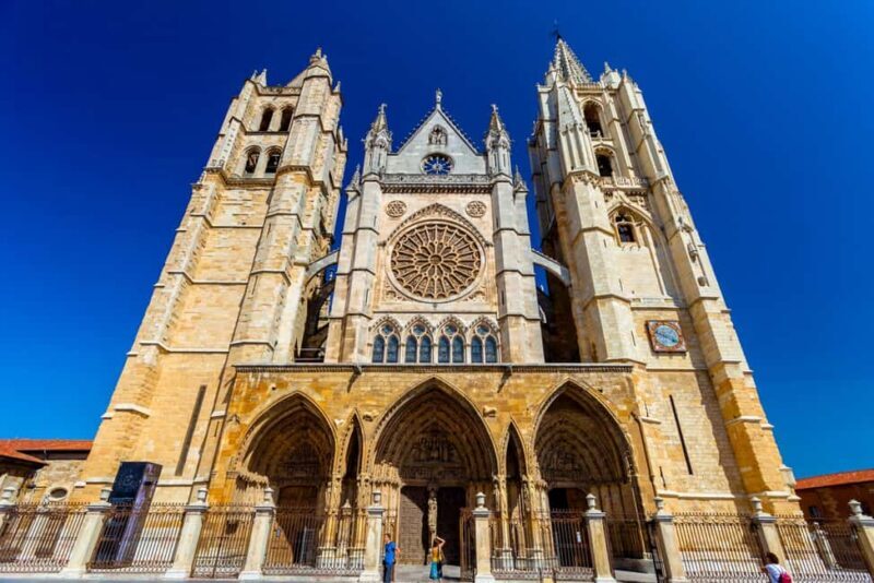 León Cathedral: tour with a local art historian - How This Tour Offers Value