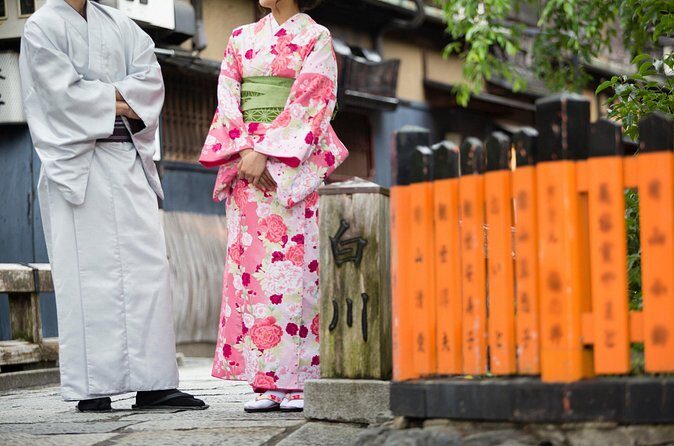 Let's enjoy Kyoto in a kimono! Visit the mysterious Fushimi Inari - Authentic Experiences and Photo Opportunities
