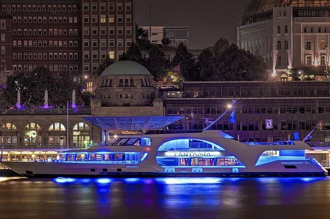 Lights tour through the port of Hamburg and to the historic warehouse district - Key Points