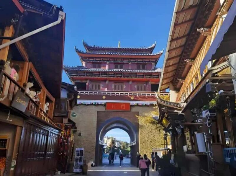 Lijiang: Shangri-La Scenic Area Private Tour - Wandering through Dukezong Ancient Town