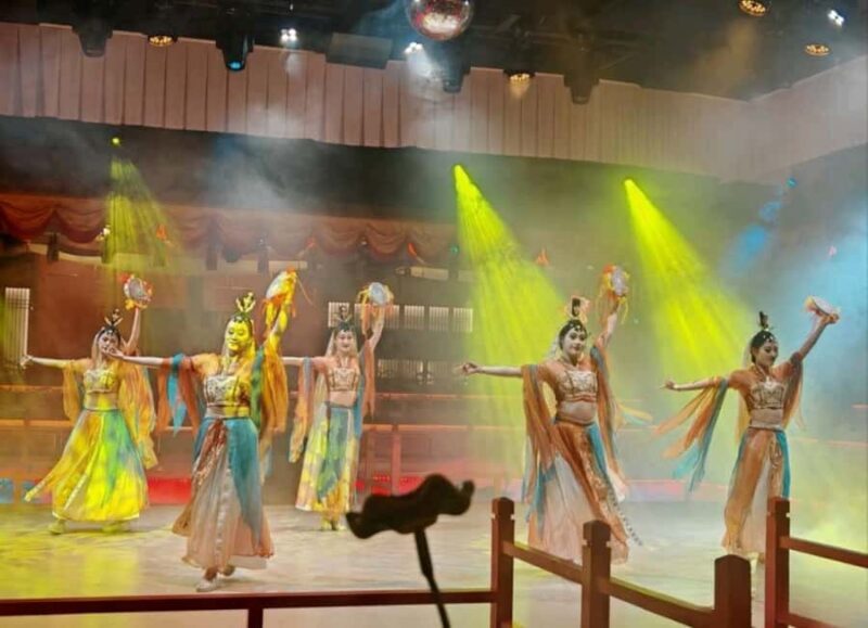 Lijiang: Yuyan Banquet Dinner Show with Costumes - A Closer Look at the Experience