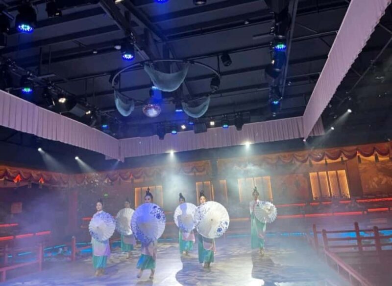 Lijiang: Yuyan Banquet Dinner Show with Costumes - Who Is This Tour Best For?