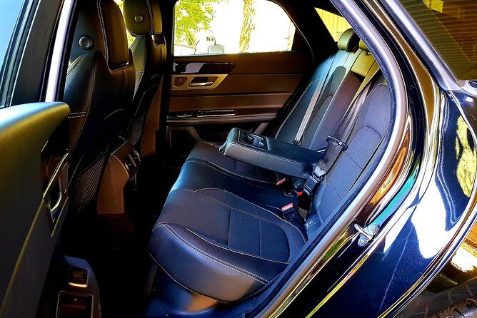 Limoroo, Airport Transfers and Luxe Door to Door Service. - Who Should Book Limoroos Service?
