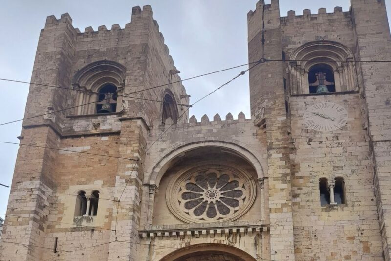 Lisbon: 1,5 Hours Historical Tuk Tour for Two Persons. - Key Points