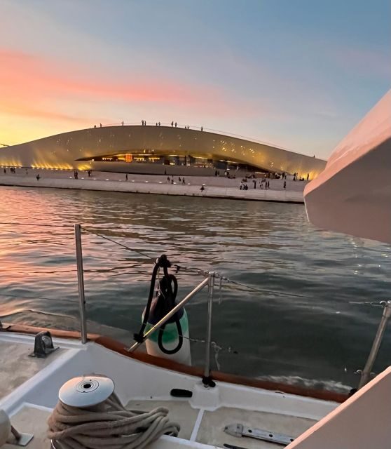 Lisbon: 2H Sunset Boat Cruise Tour with Drinks - Key Points