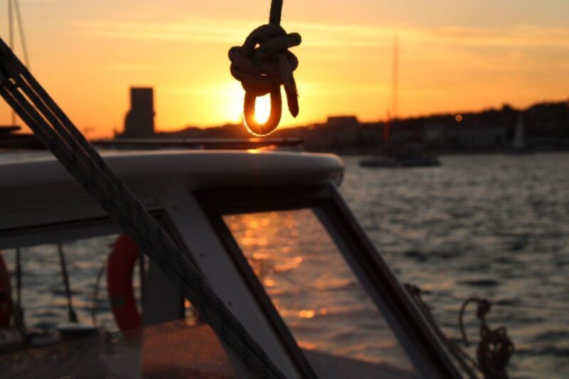 Lisbon: 2H Sunset Boat Cruise Tour with Drinks - Discovering Lisbon from the Water