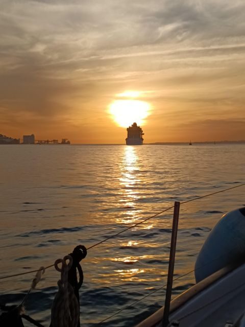 Lisbon: 2H Sunset Boat Cruise Tour with Drinks - The Overall Experience and Atmosphere