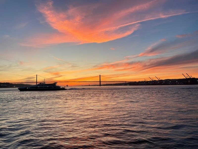 Lisbon: 2H Sunset Boat Cruise Tour with Drinks - Practical Information