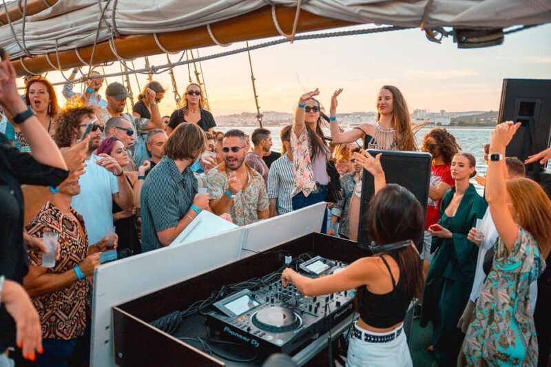 Lisbon Boat Party - Live DJ & Afterparty with VIP Club entry - Key Points