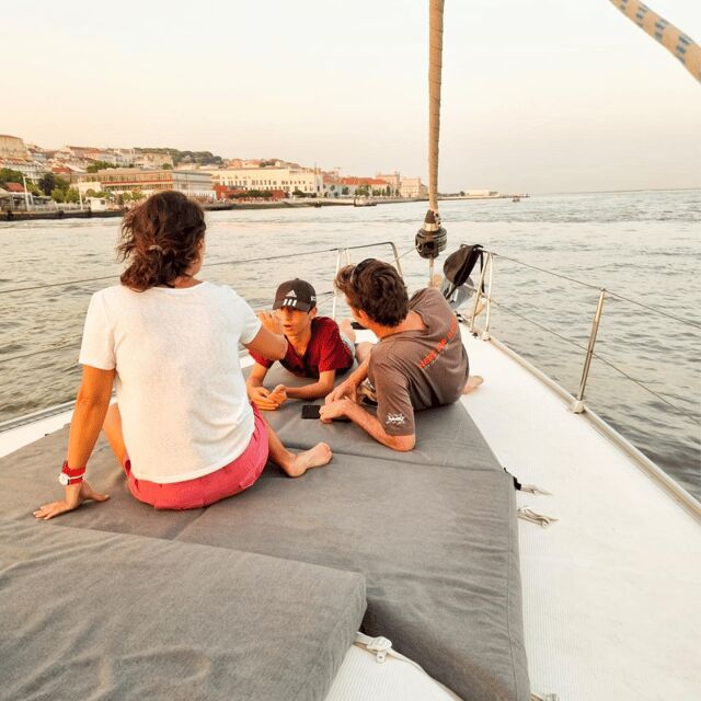 Lisbon: Boat Tour Cruise Vintage or Lux Sailboat w/ Drinks - Meeting Logistics and Practicalities