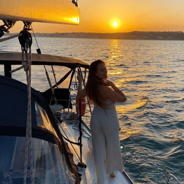 Lisbon: Boat Tour Cruise Vintage or Lux Sailboat w/ Drinks - FAQ