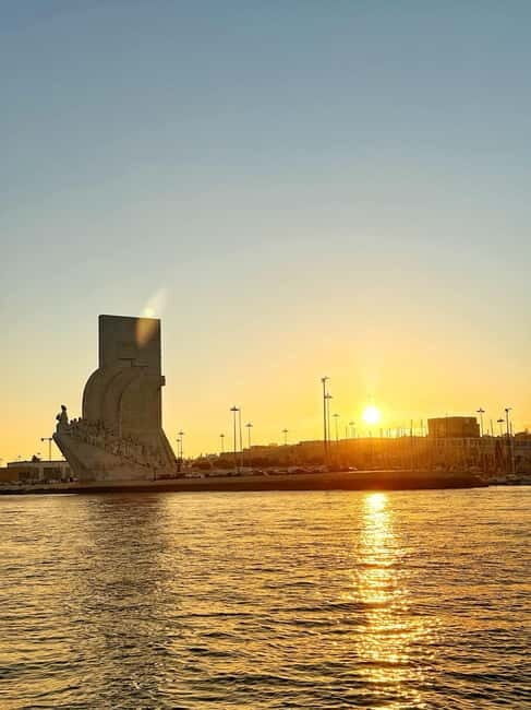 Lisbon: Boat Tour with a Drink in a motor boat - An In-Depth Look at the Lisbon Boat Tour Experience