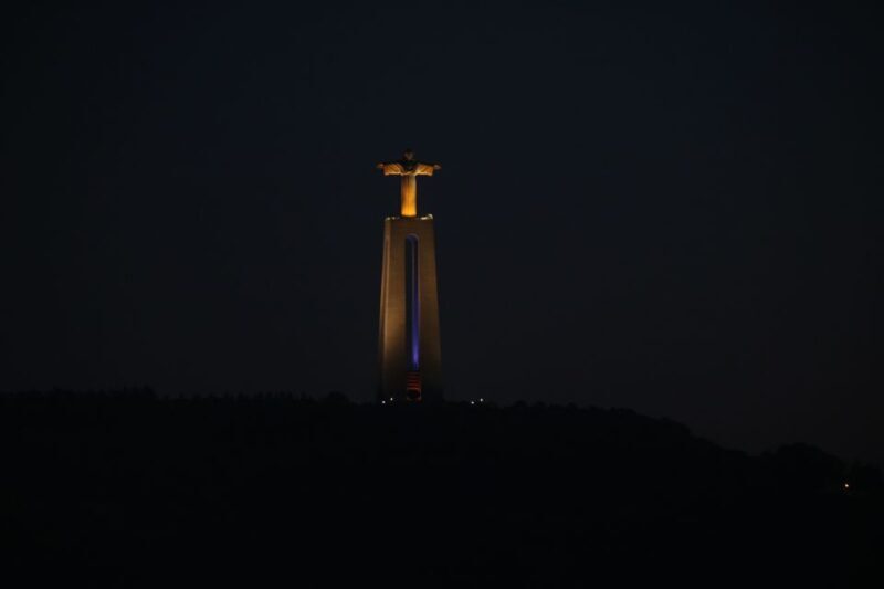 Lisbon: Exclusive Night Tour - What to Expect: From the Embarkation to the Final Wave Goodbye