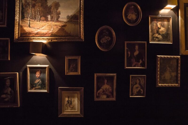 Lisbon: Fado Night with Dinner with Live Performance - The Atmosphere: Dim Lights & Vinyl Records