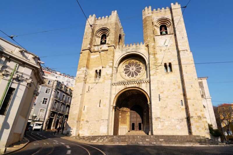 Lisbon: Hills Red Tram Tour by Tram 28 Route 24-Hour Ticket - The Route and Itinerary: What to Expect