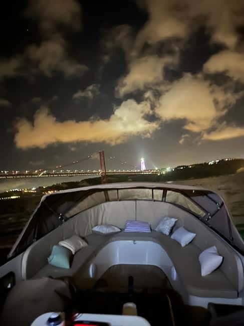Lisbon: New Year's Eve Private Boat with Open Bar - Key Points