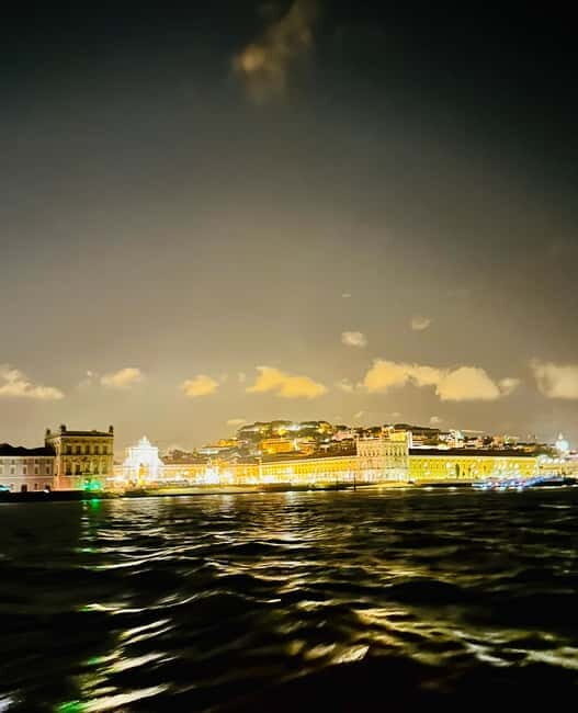 Lisbon: New Year's Eve Private Boat with Open Bar - FAQ