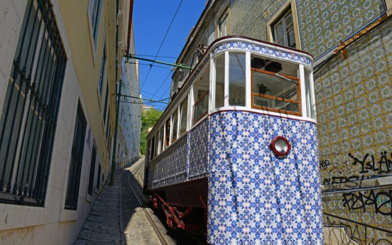 Lisbon: Private Kid-Friendly City Tour with São Jorge Castle - Key Points