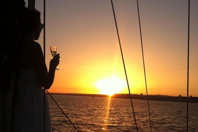 Lisbon Private Romantic 2h Cruise with sparkling wine-Day/Sunset - Why Consider the Lisbon Private Romantic 2h Cruise?