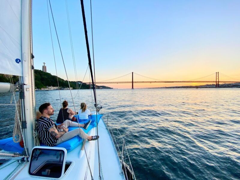 Lisbon: Private Sunset Sailing Tour with drinks - FAQ