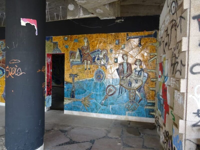 Lisbon: Private Tuk-Tuk Street Art Tour for 2,5 hours - Key Points