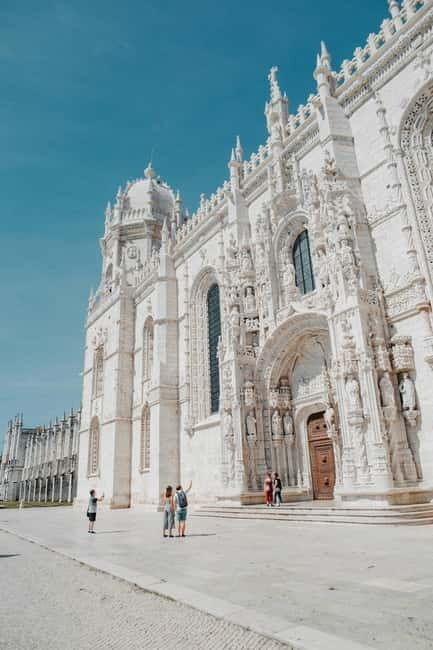 Lisbon: Private Tuk Tuk Tour with Professional Guide - Panoramic Wrap-Up: Miradouro de São Pedro de Alcântara