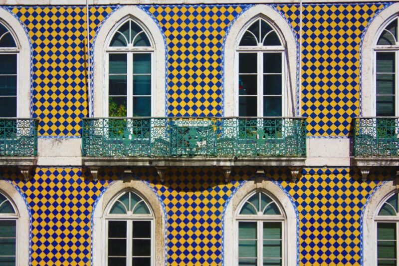 Lisbon: Private walking tour - The Practical Side