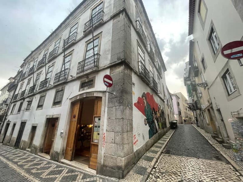 Lisbon : Rooftop Revelry: Sky Tour with 6 Rooftops & Drinks - Who Should Book This Tour?