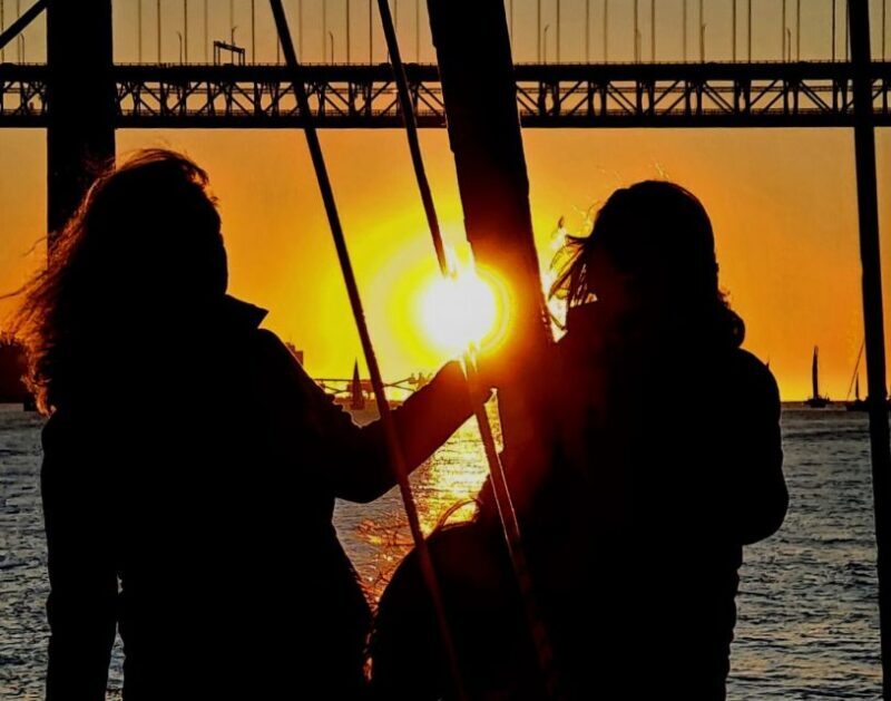 Lisbon: Scenic Day & Sunset Boat Tour with a Drink - Key Points