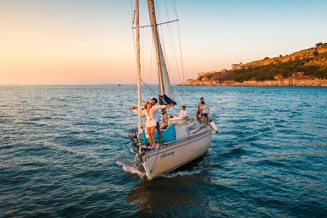 Lisbon: "Sunset" and "Day Tours" by boat, with drinks and Music. - FAQ