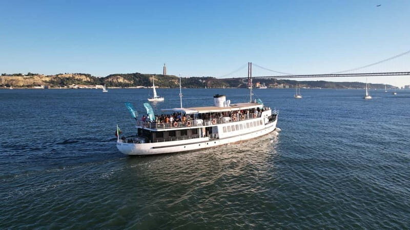Lisbon: Sunset Boat Tour with Music and Drinks - Key Points