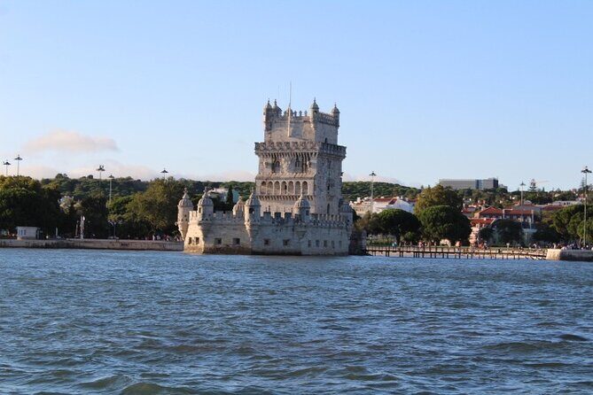 Lisbon: Sunset Sailing with Local Wine & Stunning Views - Key Points