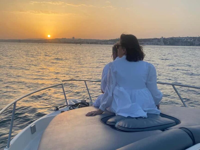 Lisbon: Sunset Tour on a Cozy Boat - Key Points