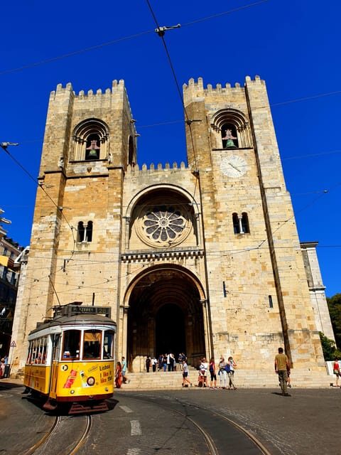 Lisbon: Tuk Tuk 1H30 Tour Old Town Complete with a Old Timer - Key Points