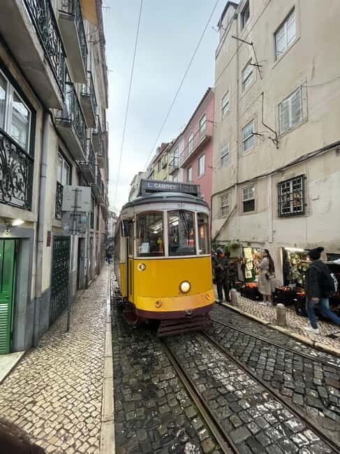 Lisbon: Walking Tour with Historic Tram 28 Ride & Tastings - Key Points