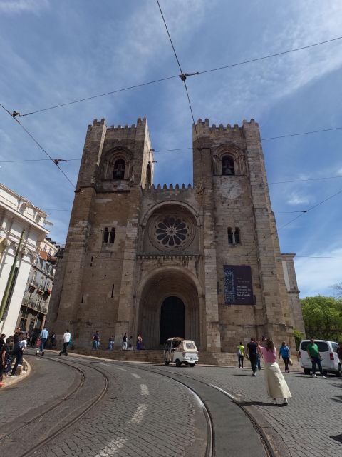 Lisbon:Private guided historical sightseeing Tour by TUK-TUK - Key Points