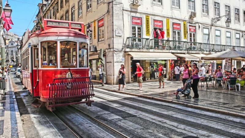 Lisbon's historic old town in a tuk-tuk in German - Key Points