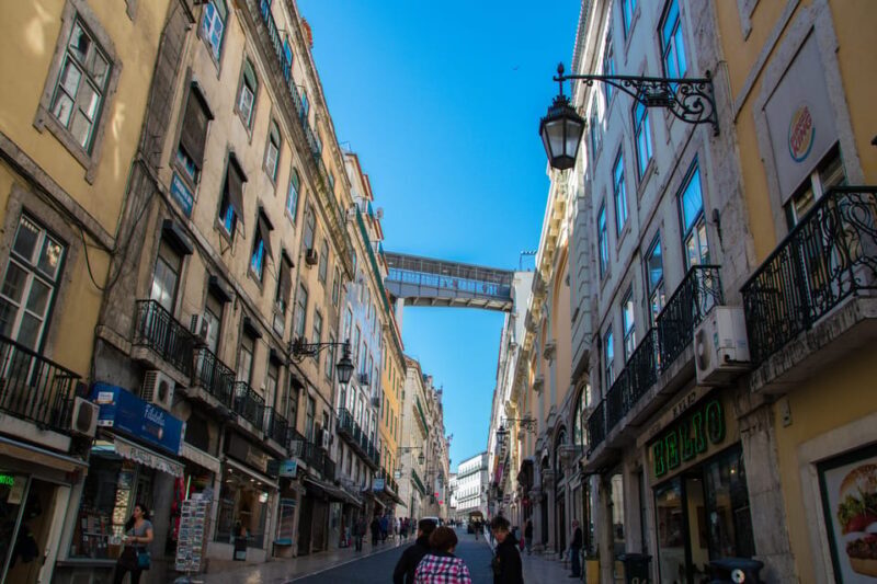 Lisbon's historic old town in a tuk-tuk in German - The Value of a Two-Hour Private Tour