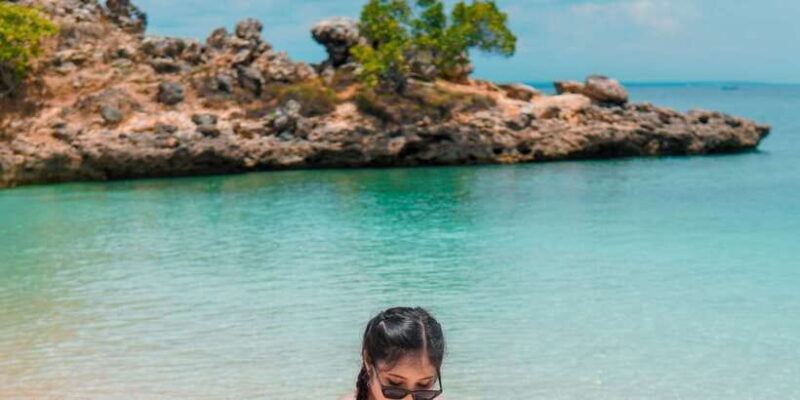 Lombok Pink Beach Boat Trip : Snorkeling & Relaxing - Food & Beverage