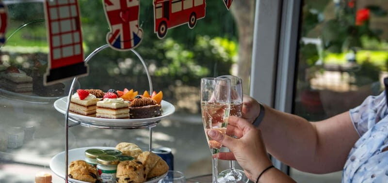 London: Afternoon Tea Bus & Buckingham Palace Entry Option - Exploring London from the Comfort of a Bus
