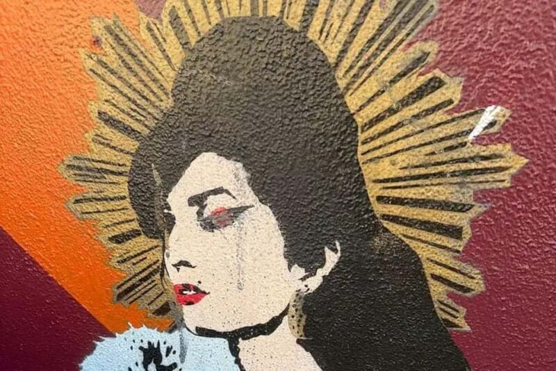 London: Amy Winehouse Bar Tour with Drinks and Snacks - Key Points