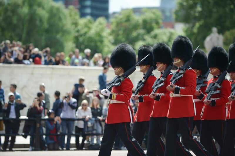 London: Buckingham Palace and Changing of the Guards Tour - Evaluating the Value