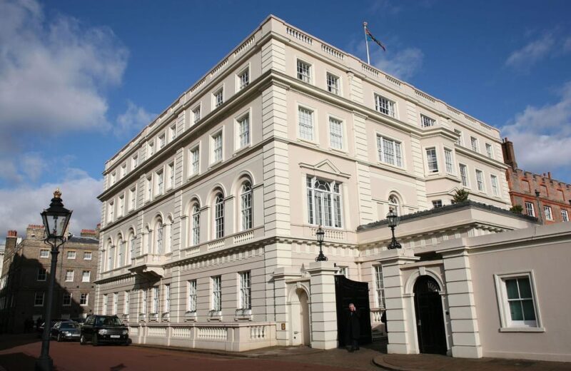 London: Changing of the Guard and Royal Palaces Walking Tour - A Close Look at What to Expect